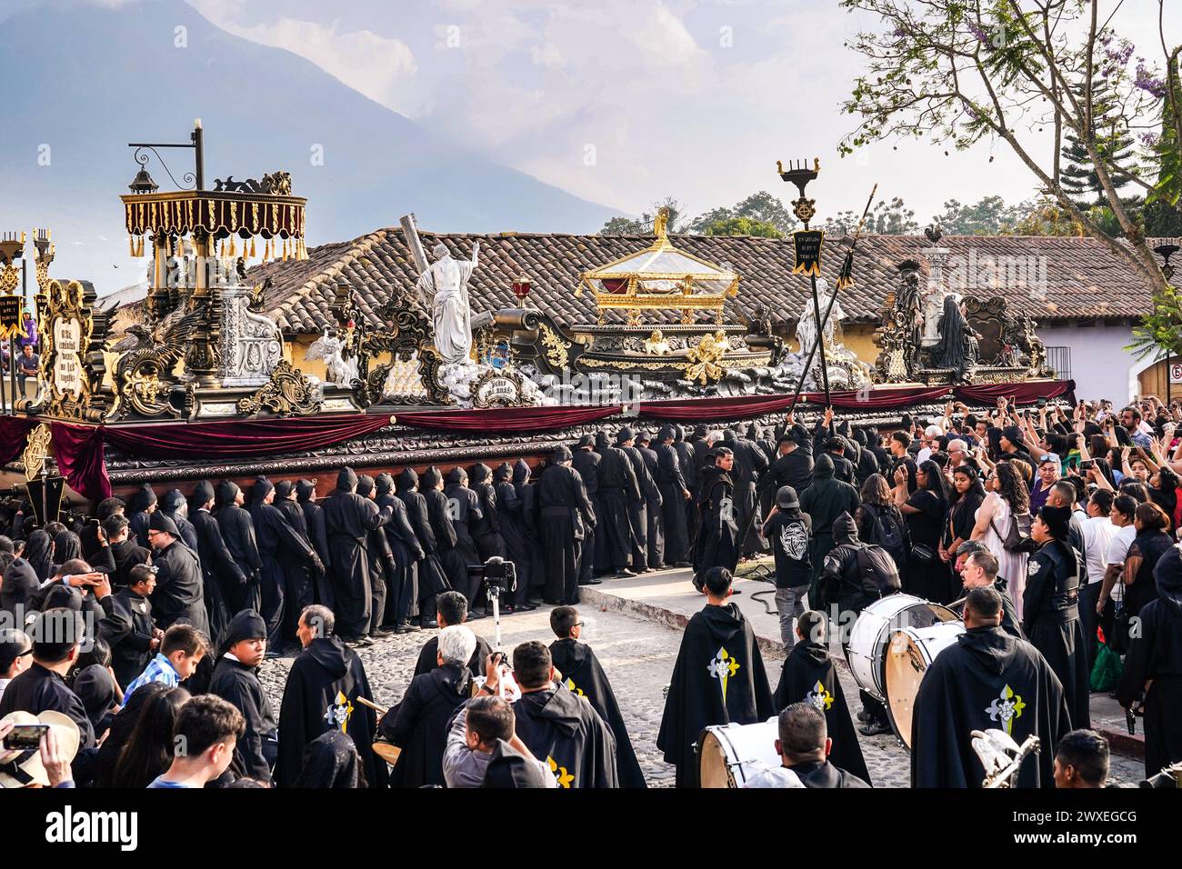 Antigua, Guatemala. 29th Mar, 2024. Catholic penitents carry the ...