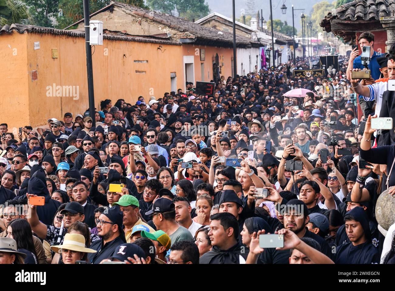 Antigua, Guatemala. 29th Mar, 2024. Thousands of people gather to watch ...