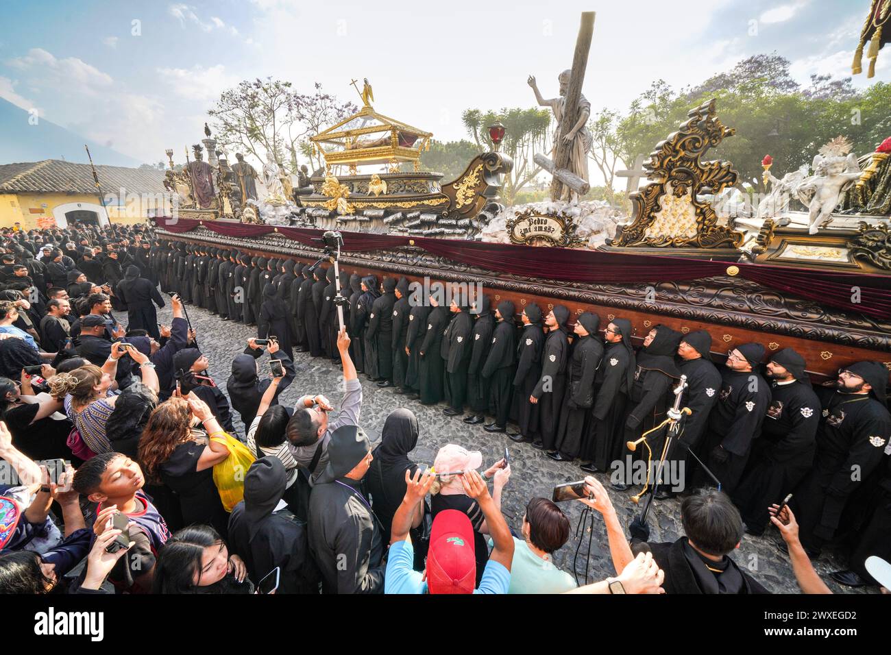 Antigua, Guatemala. 29th Mar, 2024. Catholic penitents carry the ...
