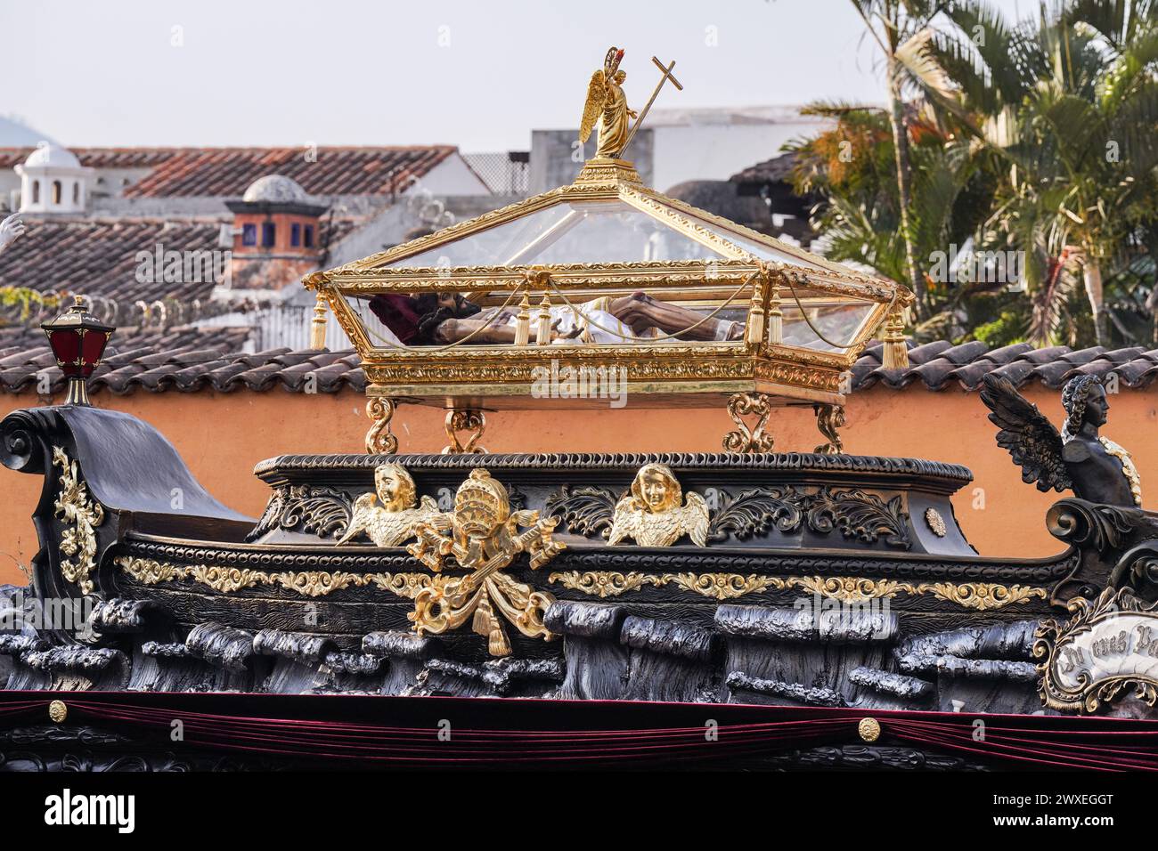 Antigua, Guatemala. 29th Mar, 2024. The glass casket containing a ...
