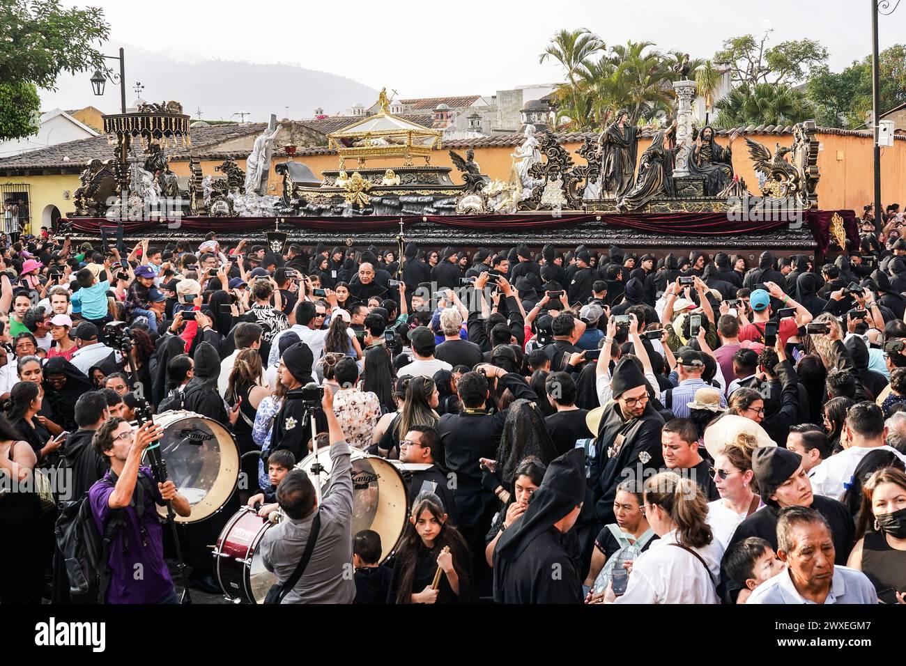 Antigua, Guatemala. 29th Mar, 2024. Catholic penitents carry the ...