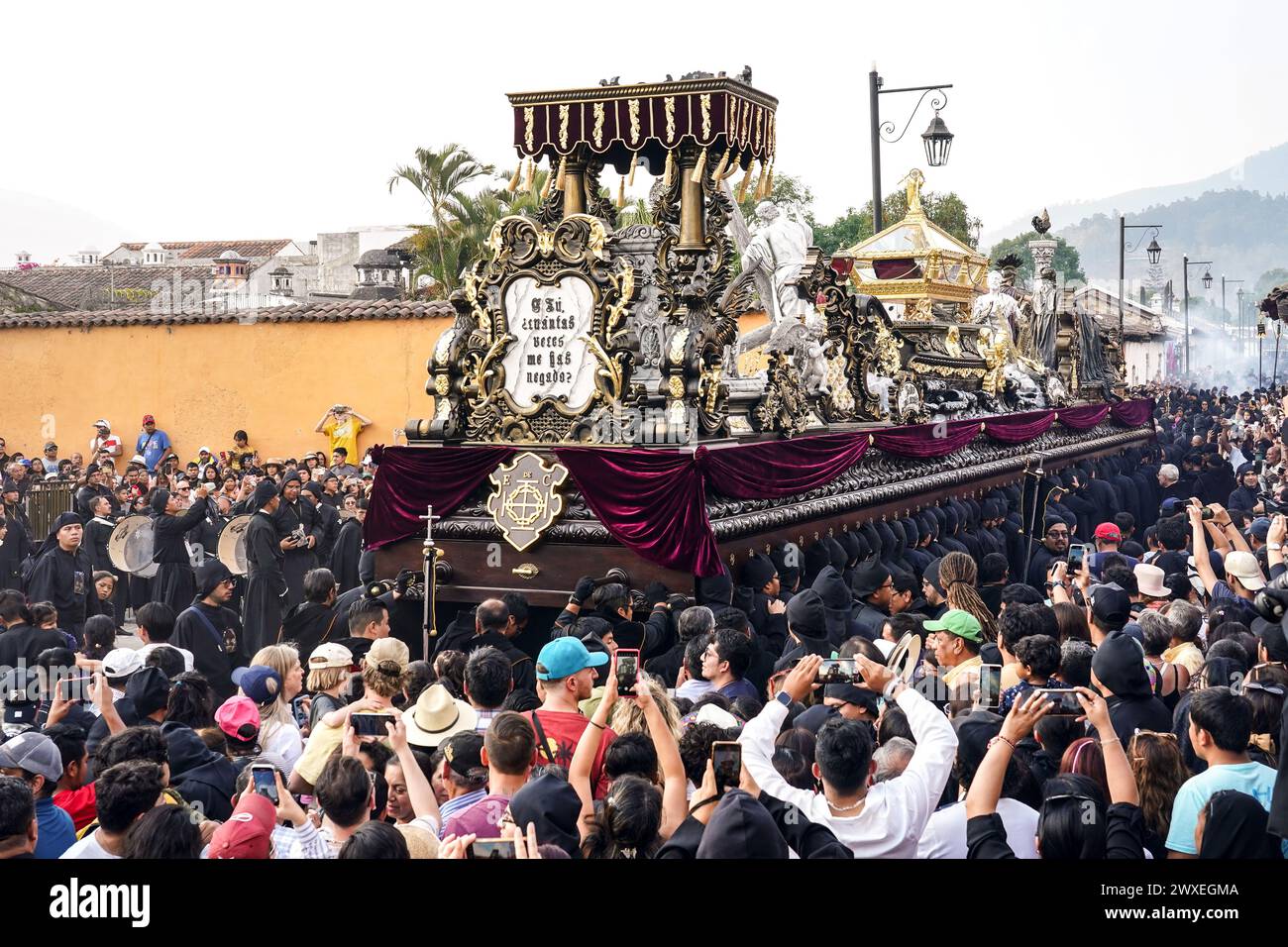 Antigua, Guatemala. 29th Mar, 2024. Catholic penitents carry the ...