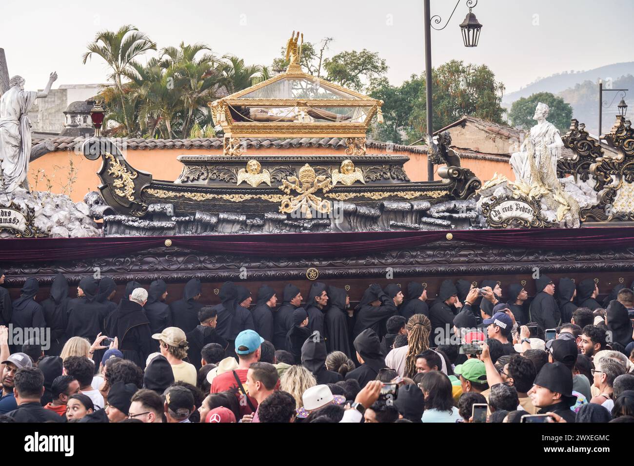 Antigua, Guatemala. 29th Mar, 2024. The glass casket containing a ...