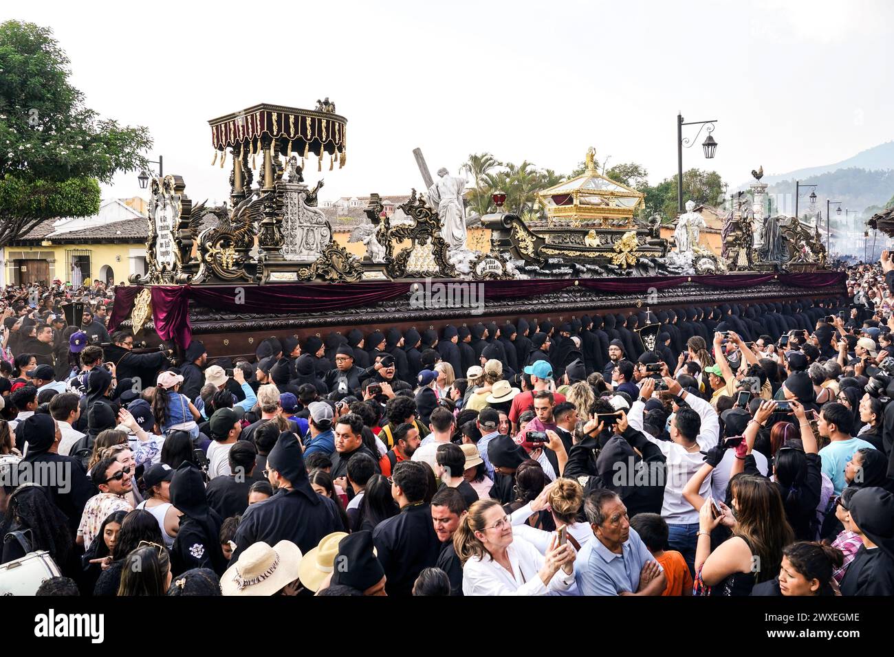 Antigua, Guatemala. 29th Mar, 2024. The glass casket containing a ...