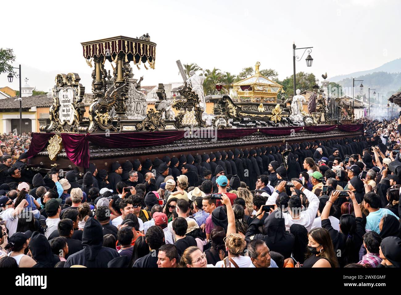 Antigua, Guatemala. 29th Mar, 2024. Catholic penitents carry the ...