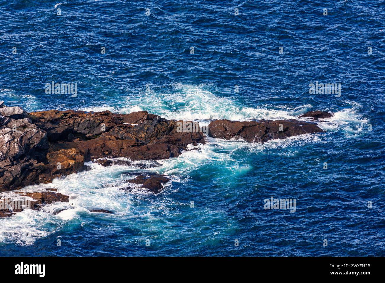 Wave crashing on rocky shore hi-res stock photography and images - Alamy