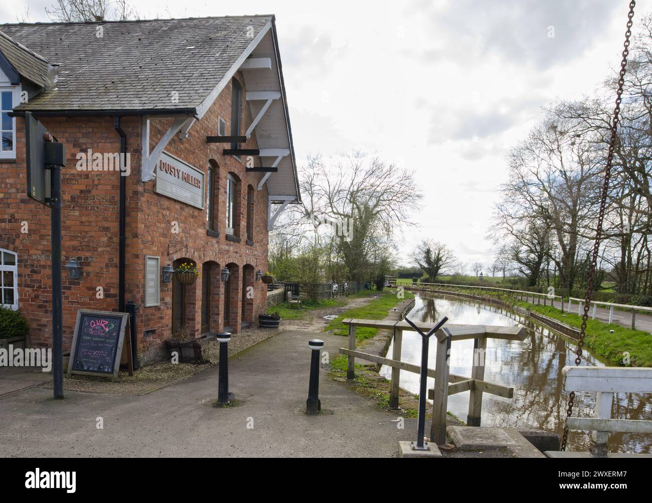 The Dusty Miller canal side pub at Wrenbury-cum-Frith in Cheshire UK ...
