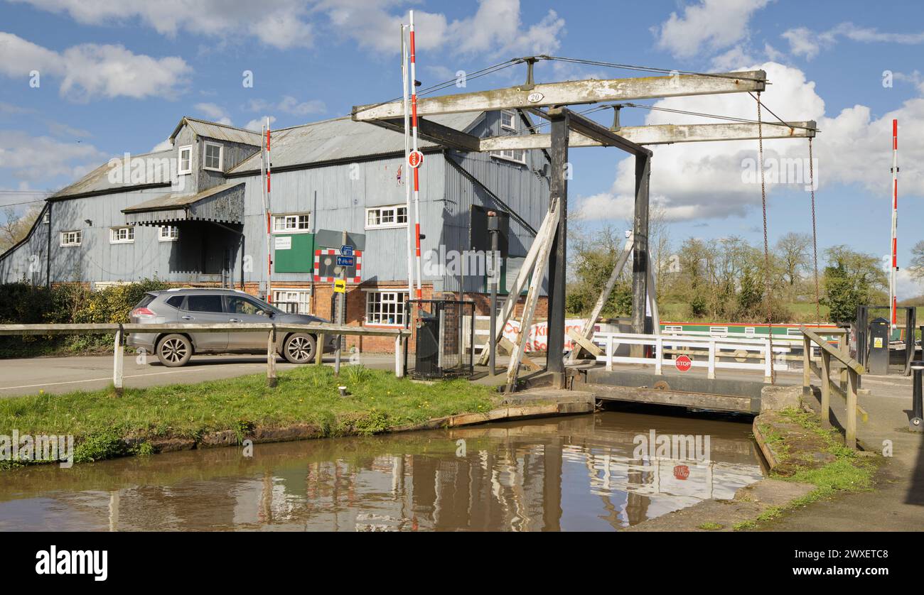 Lifting Bridge over the Llangollen Canal at Wrenbury-cum-Frith in ...