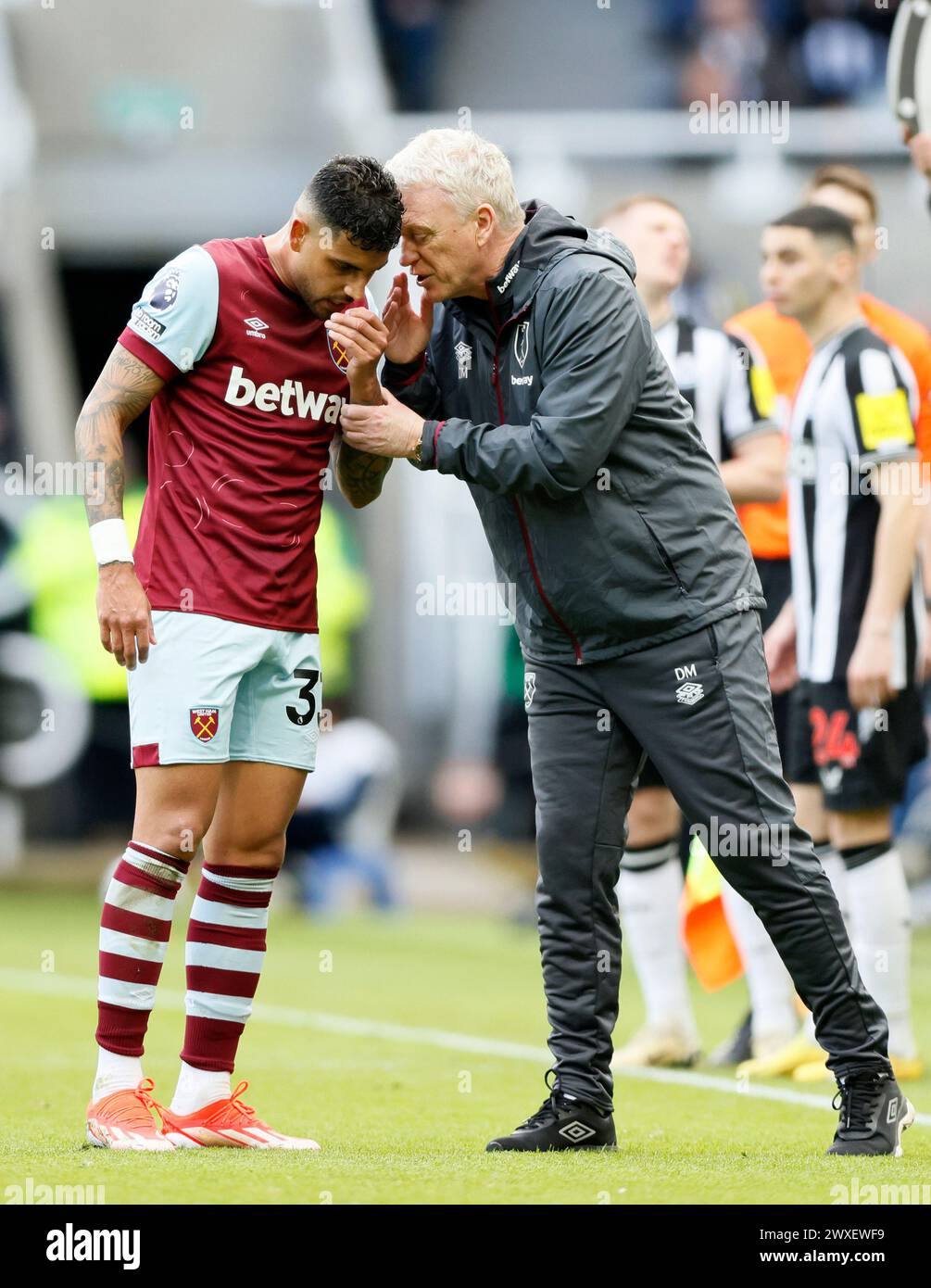 West Ham United manager David Moyes (right) speaks with Emerson ...