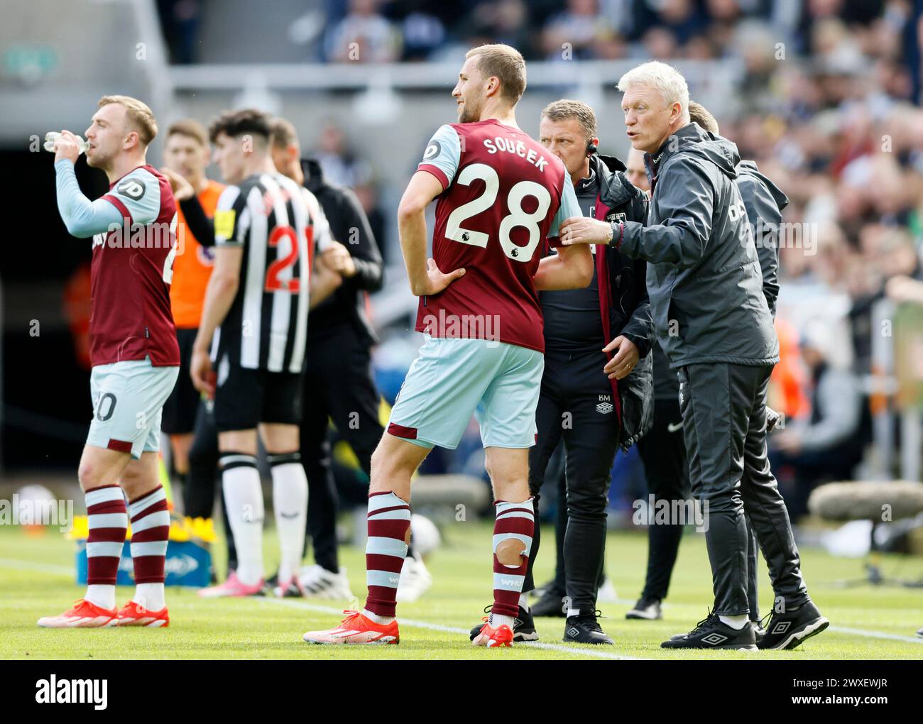 West Ham United manager David Moyes (right) speaks with Tomas Soucek ...