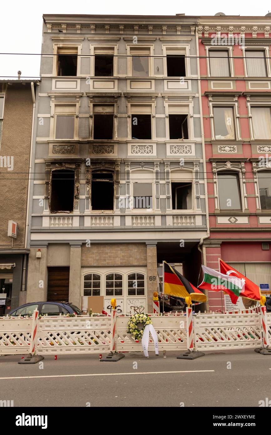 Trauermarsch in Solingen für die vier Verstorbenen im Haus Grünewalder ...