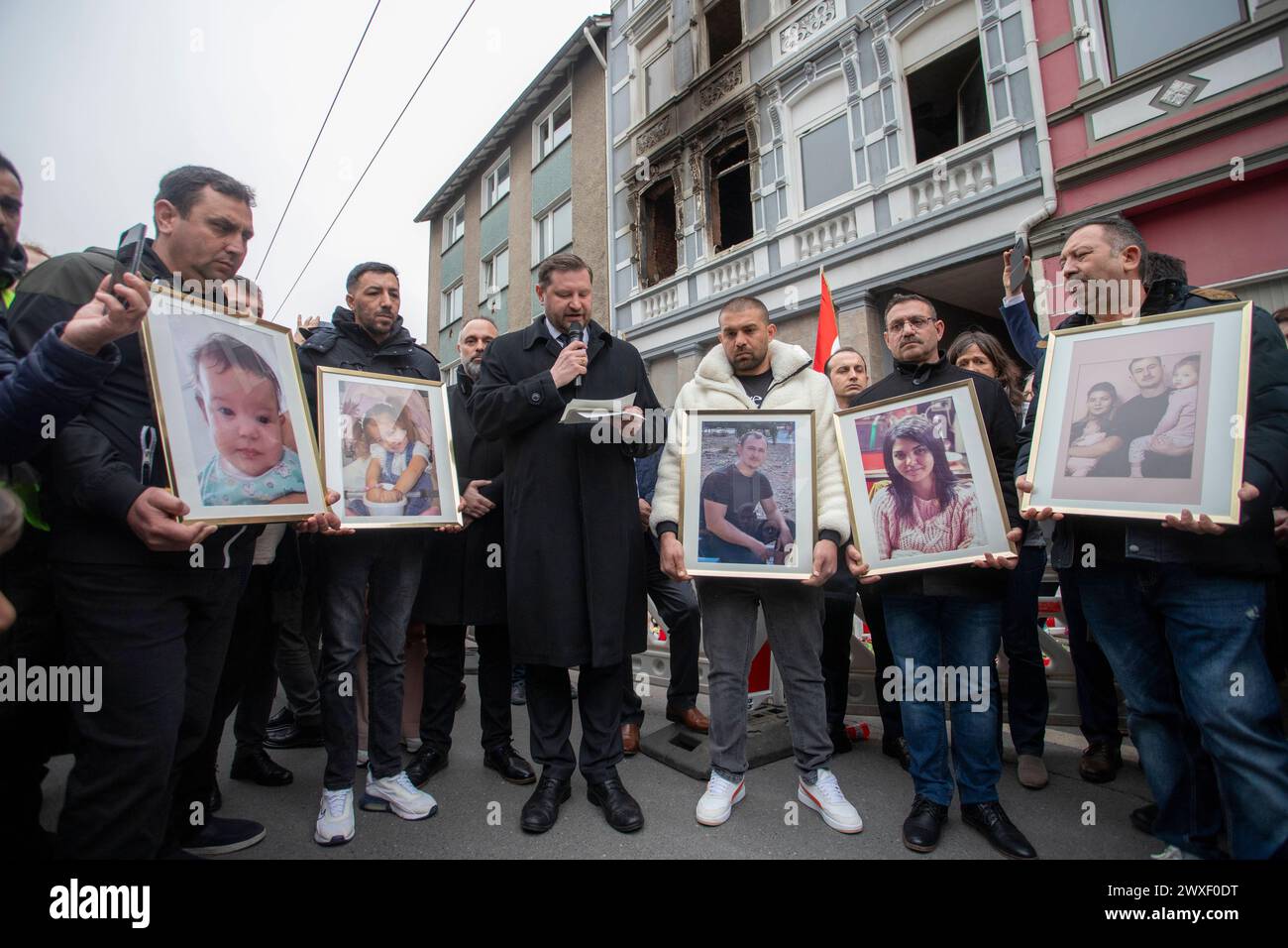 Trauermarsch in Solingen für die vier Verstorbenen im Haus Grünewalder ...