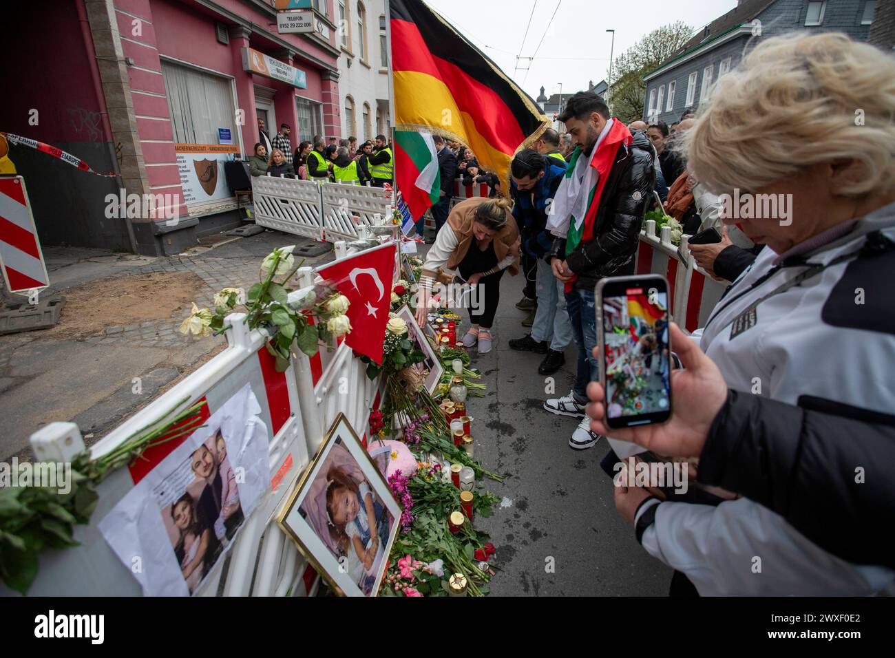 Trauermarsch in Solingen für die vier Verstorbenen im Haus Grünewalder ...