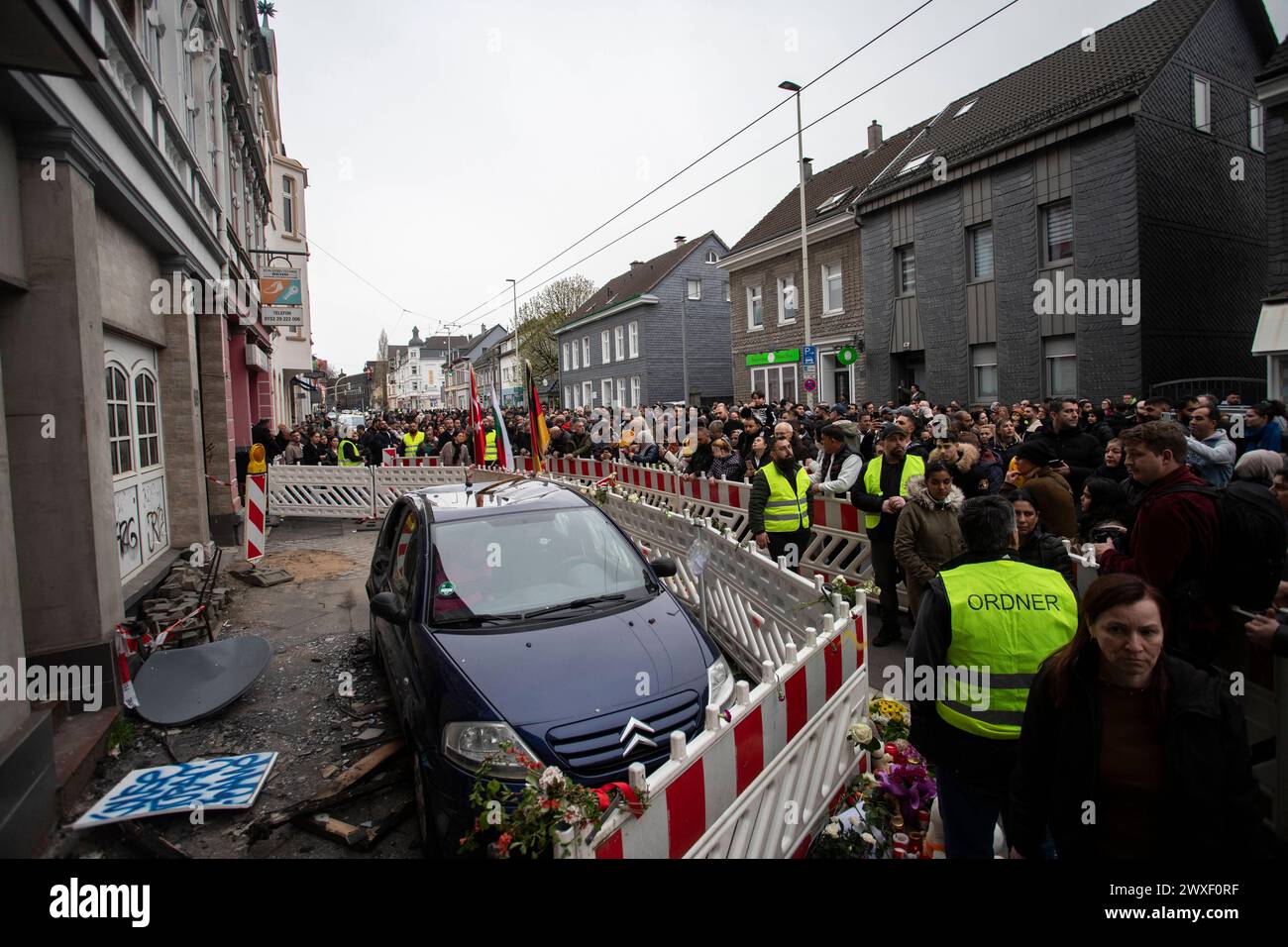 Trauermarsch in Solingen für die vier Verstorbenen im Haus Grünewalder ...