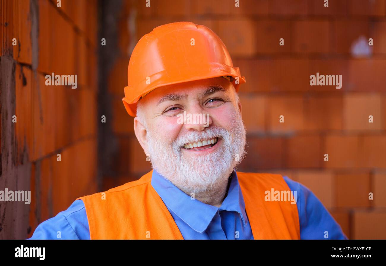 Smiling construction worker hi-res stock photography and images - Alamy