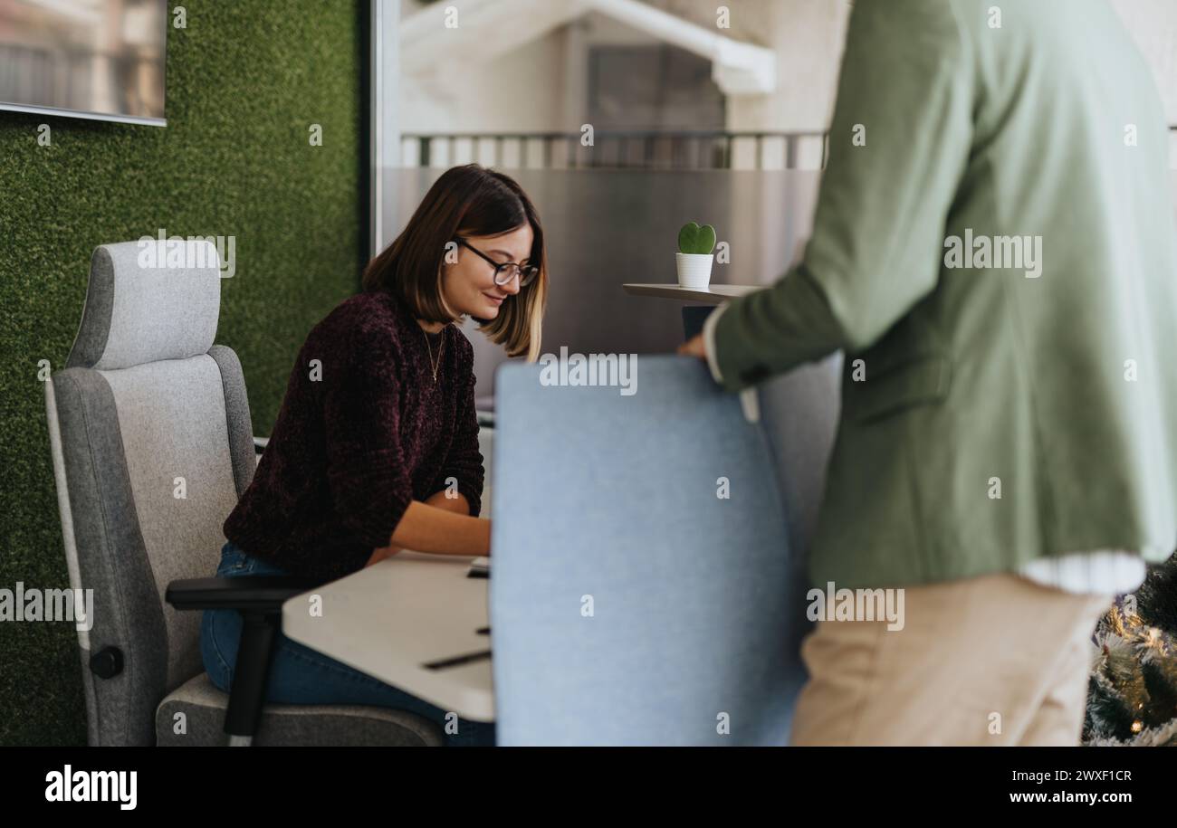 With elegance, the female receptionist welcomes the hotel guest ...