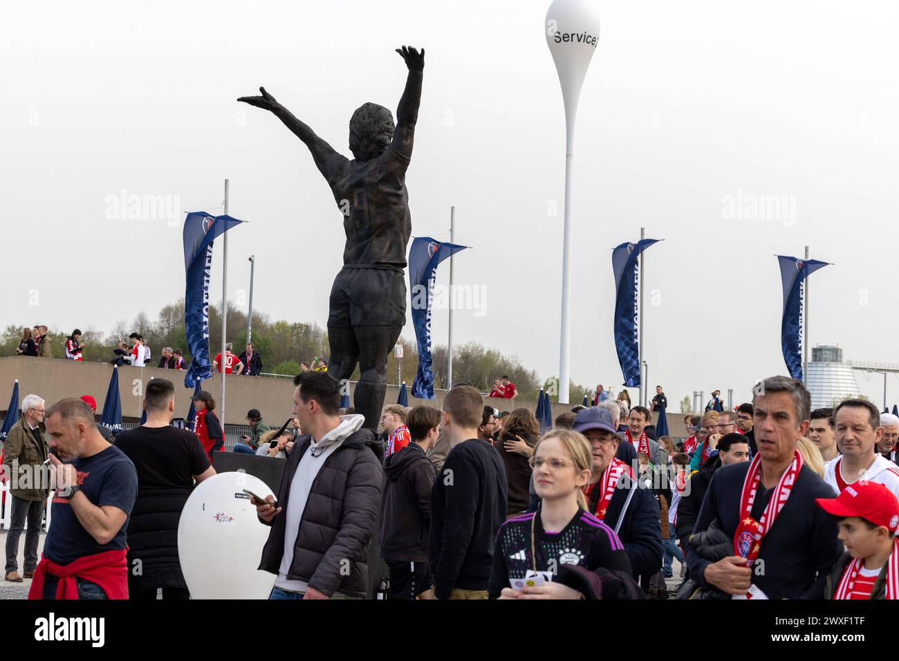 Gerd Müller Bronze Statue mit Fans / Fussballspiel Bayern München gegen ...