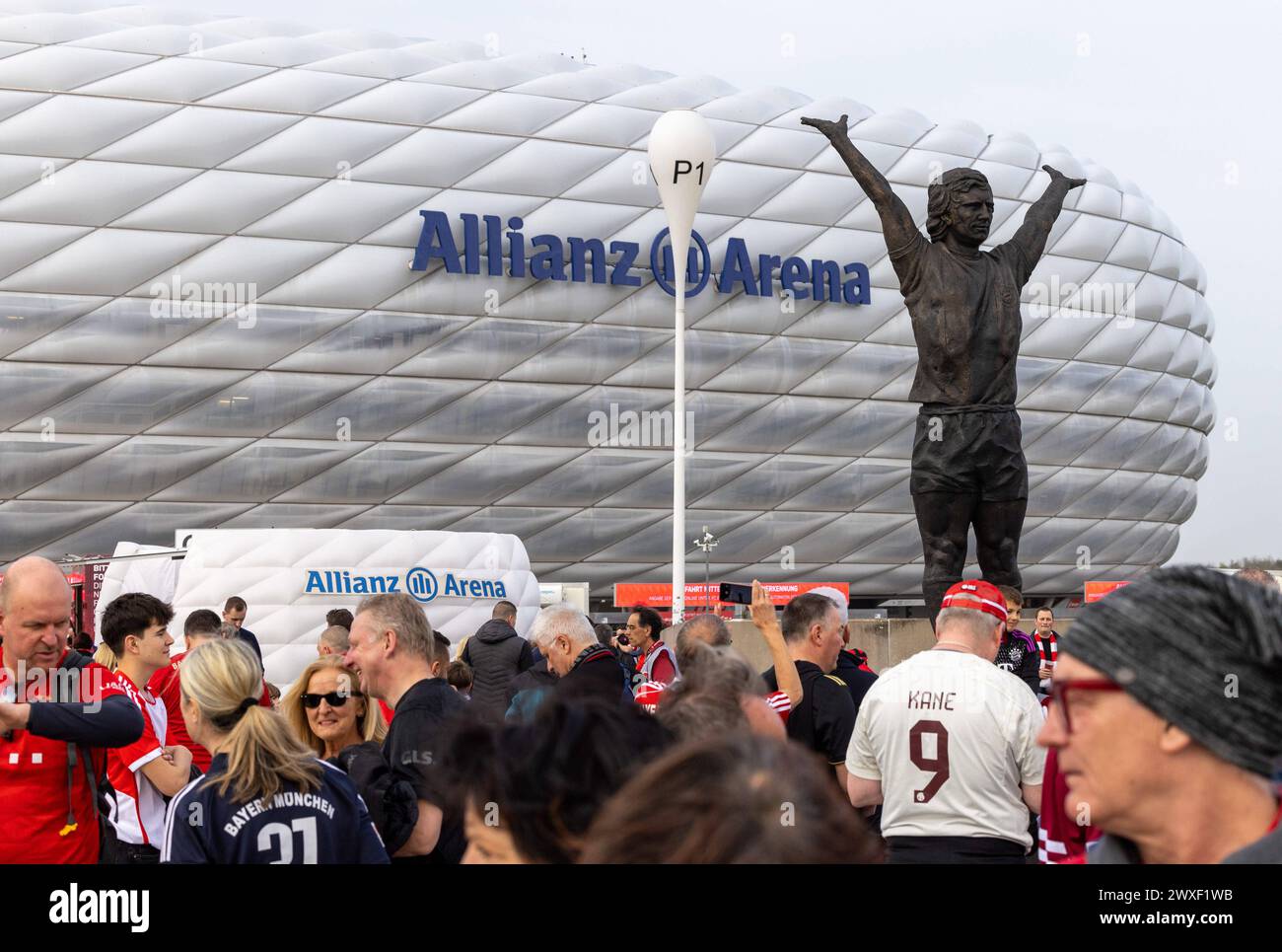 Gerd Müller Bronze Statue mit Fans / Fussballspiel Bayern München gegen ...