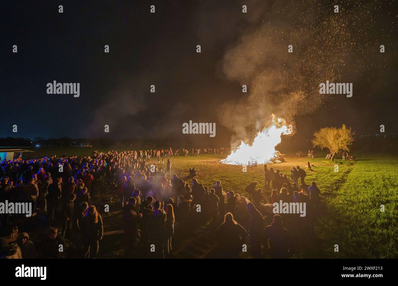 30 March 2024, Hesse, Friedrichsdorf: Many people stand around the ...
