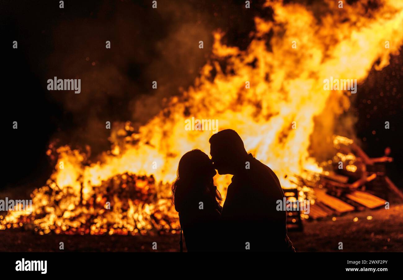30 March 2024, Hesse, Friedrichsdorf: A couple kissing in front of the ...