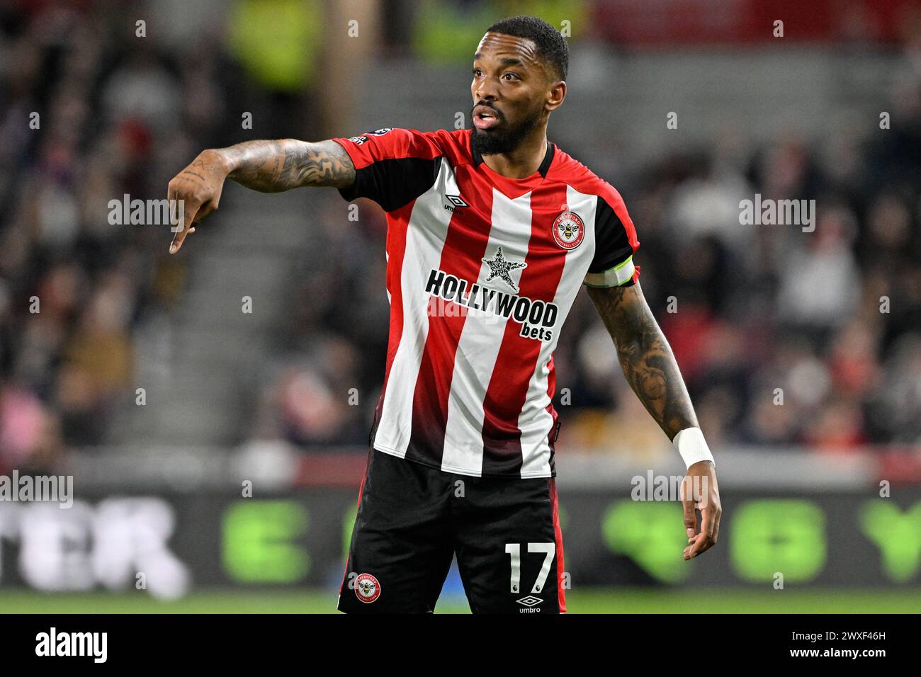 Ivan Toney of Brentford gives his team instructions during the Premier ...