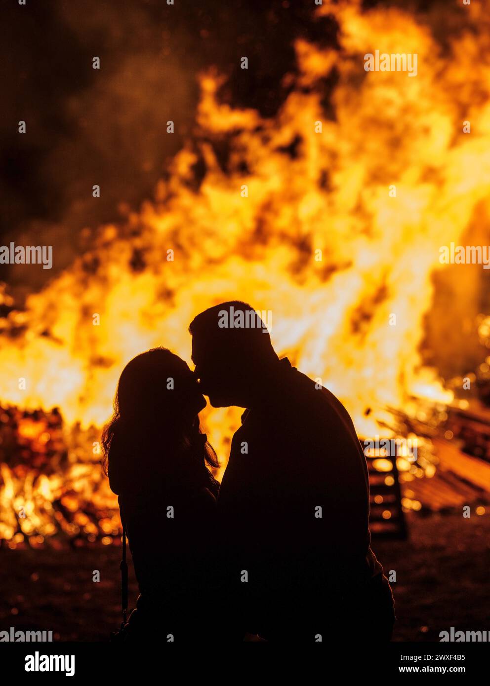 30 March 2024, Hesse, Friedrichsdorf: A couple kiss in front of the ...