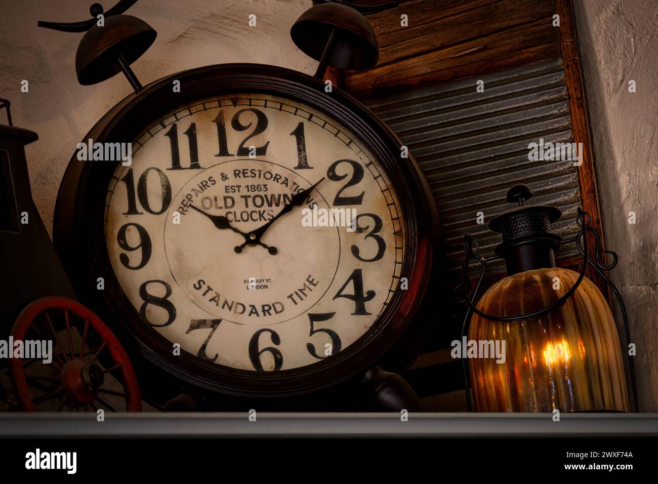 Antique clock shop hi-res stock photography and images - Alamy