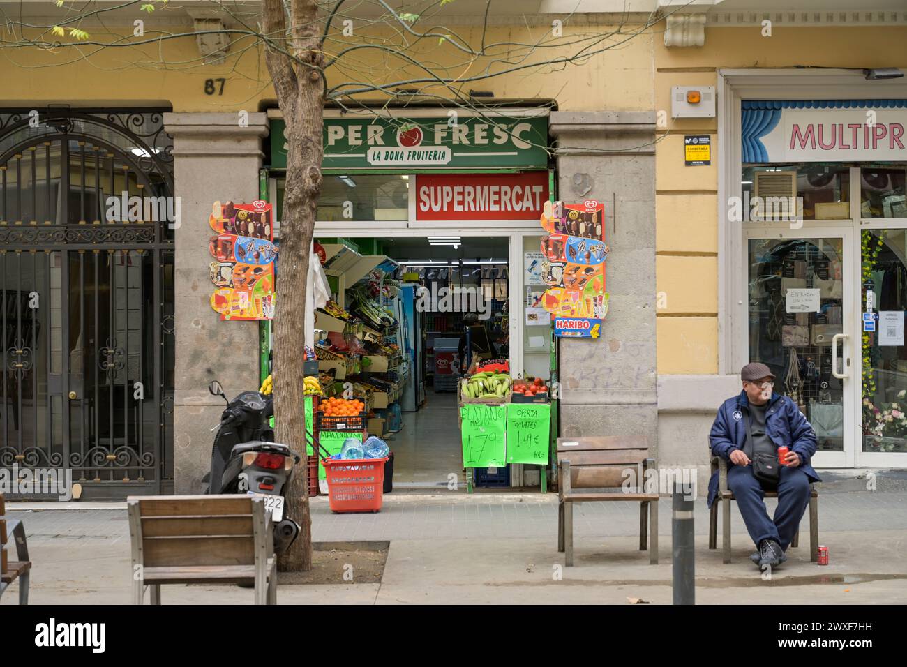 Kleiner Supermarkt, Supermercat, Barcelona, Katalonien, Spanien Stock ...