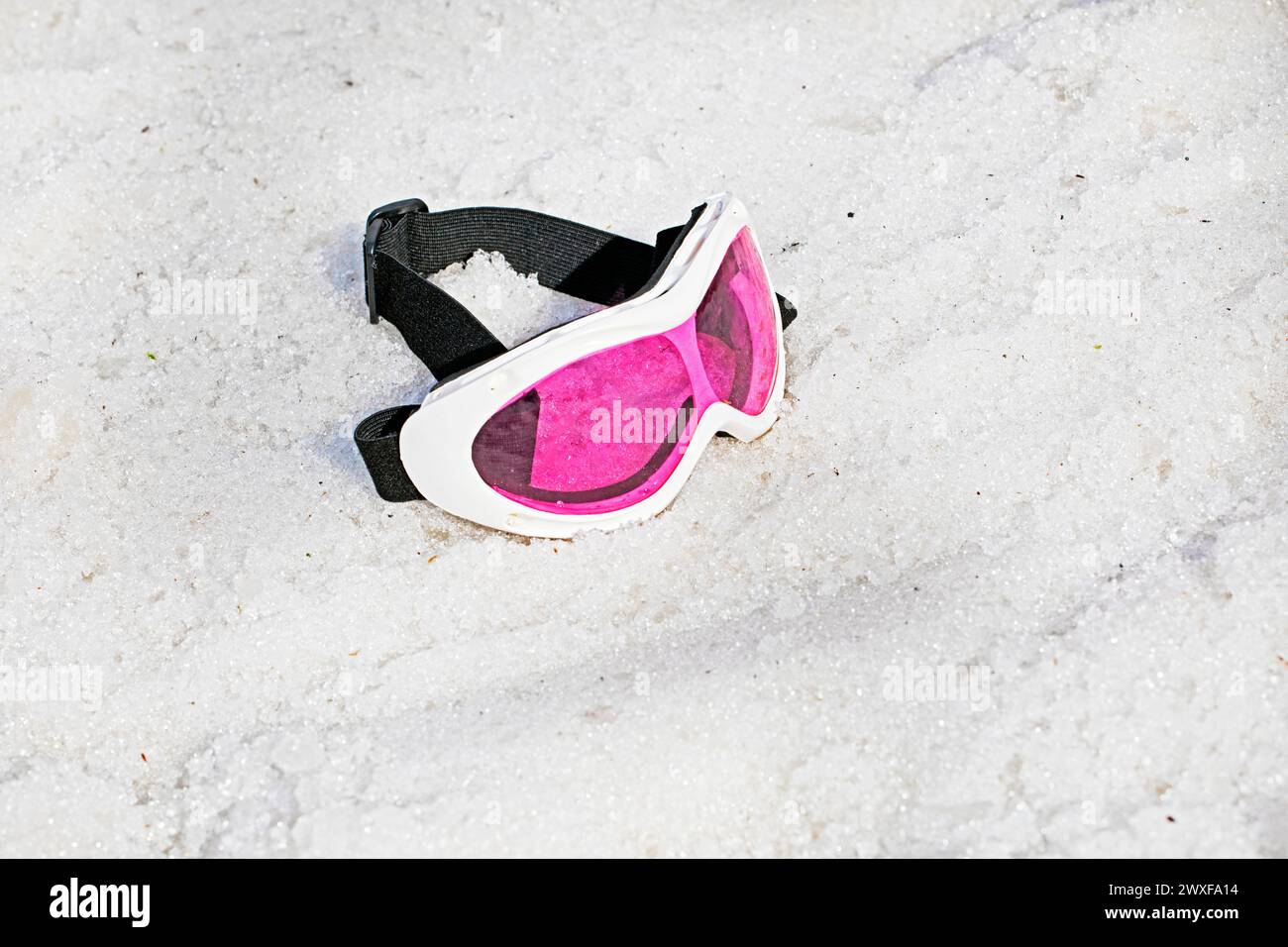 Pink snow mask hi-res stock photography and images - Alamy