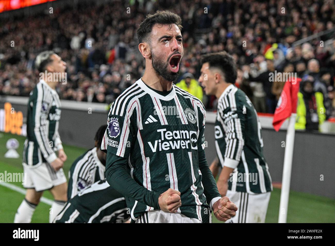 Bruno Fernandes of Manchester United celebrates a late goal by Mason ...