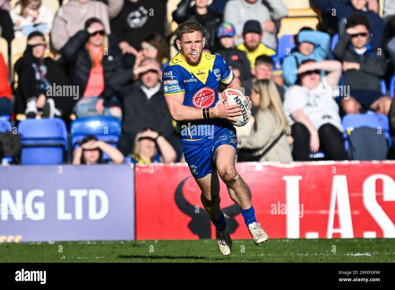 Matt Dufty of Warrington Wolves makes a break during the Betfred Super ...