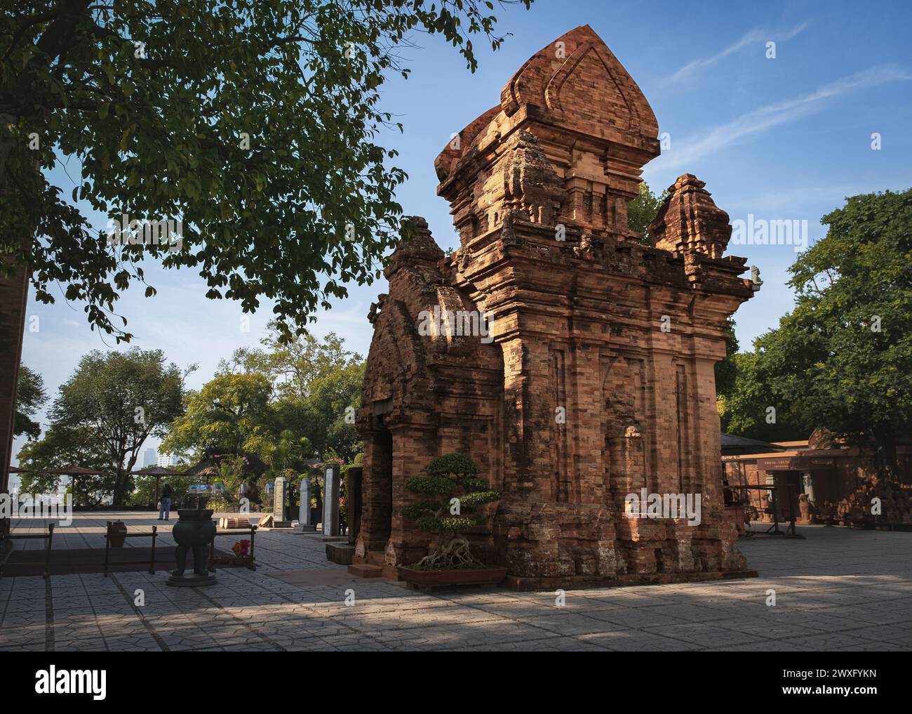 Vietnamese temple architecture hi-res stock photography and images - Alamy