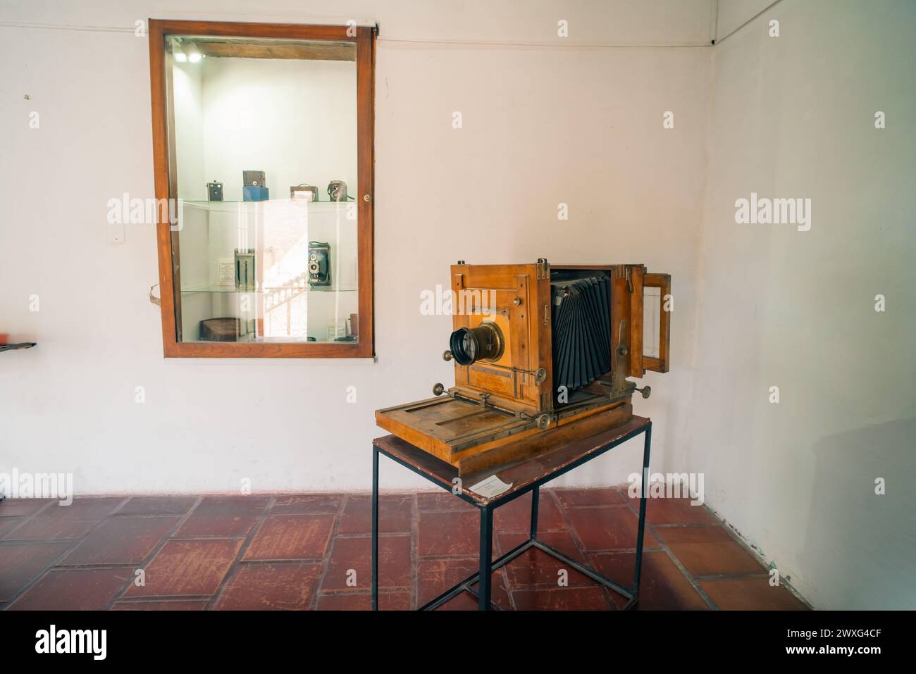 Old fashioned large format glass plate camera cameras hi-res stock ...