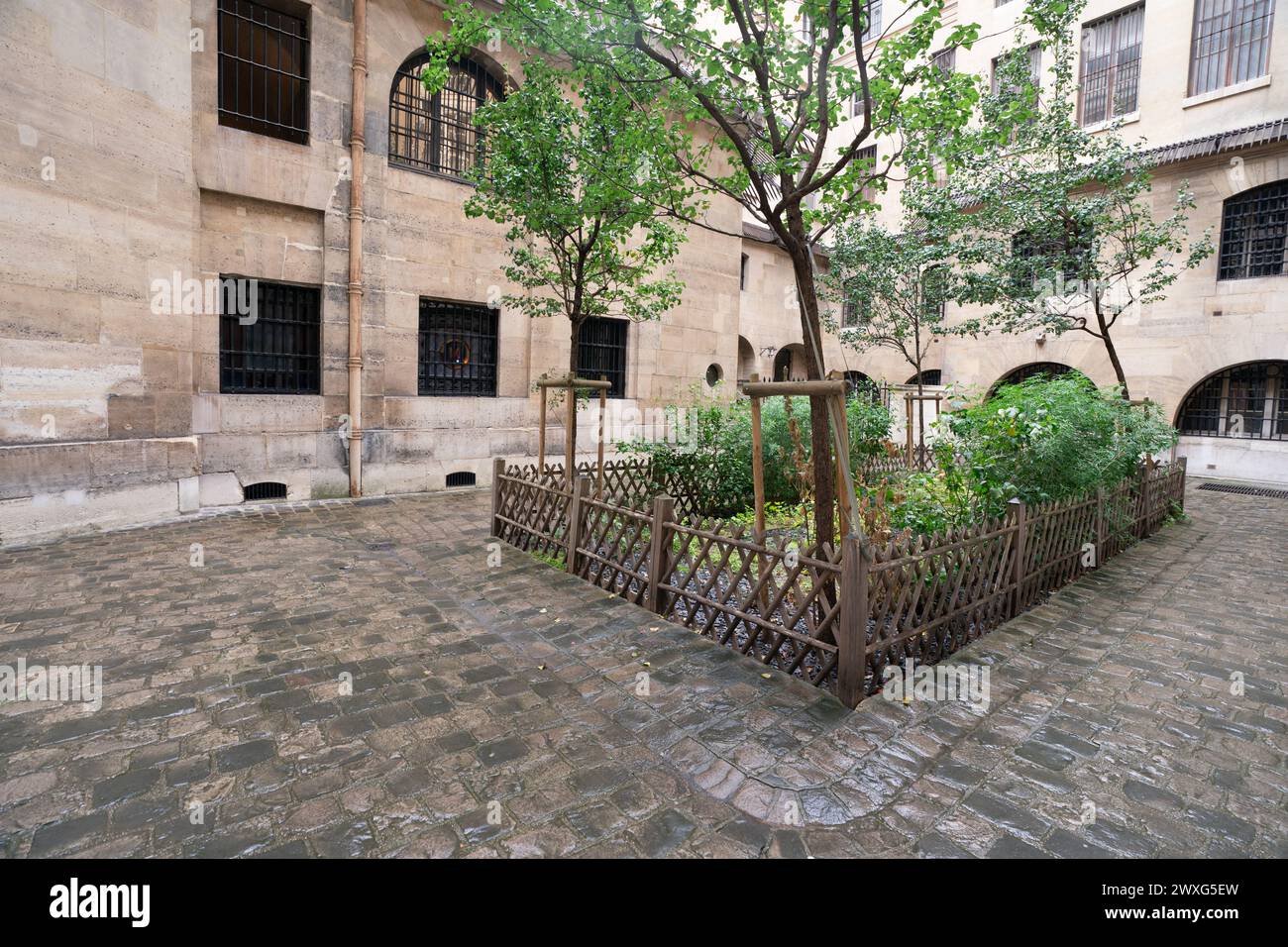 Guillotine paris prison hi-res stock photography and images - Alamy