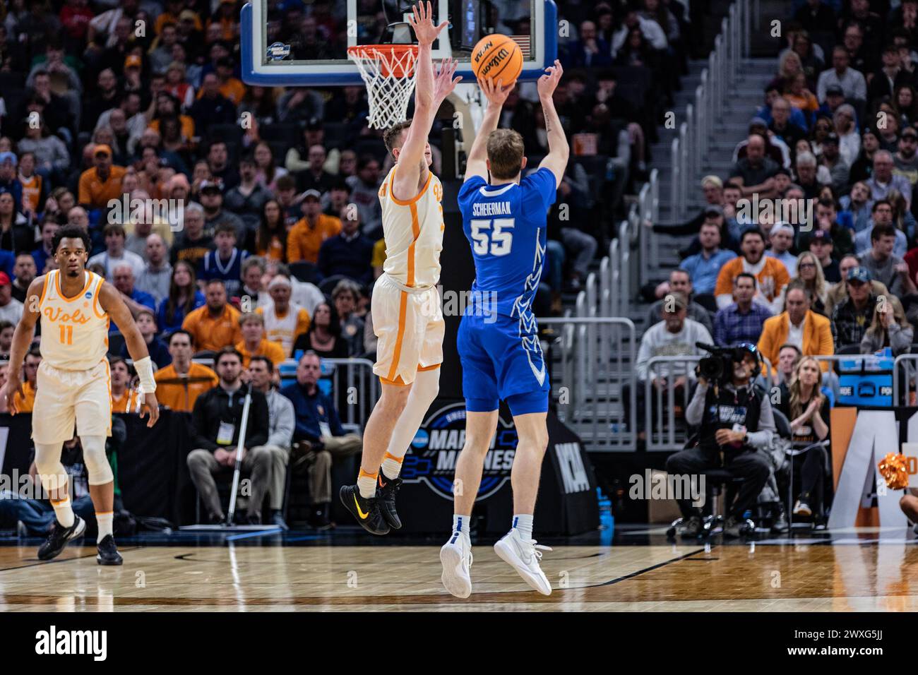 Detroit, United States. 29th Mar, 2024. Baylor Scheierman (R) of ...