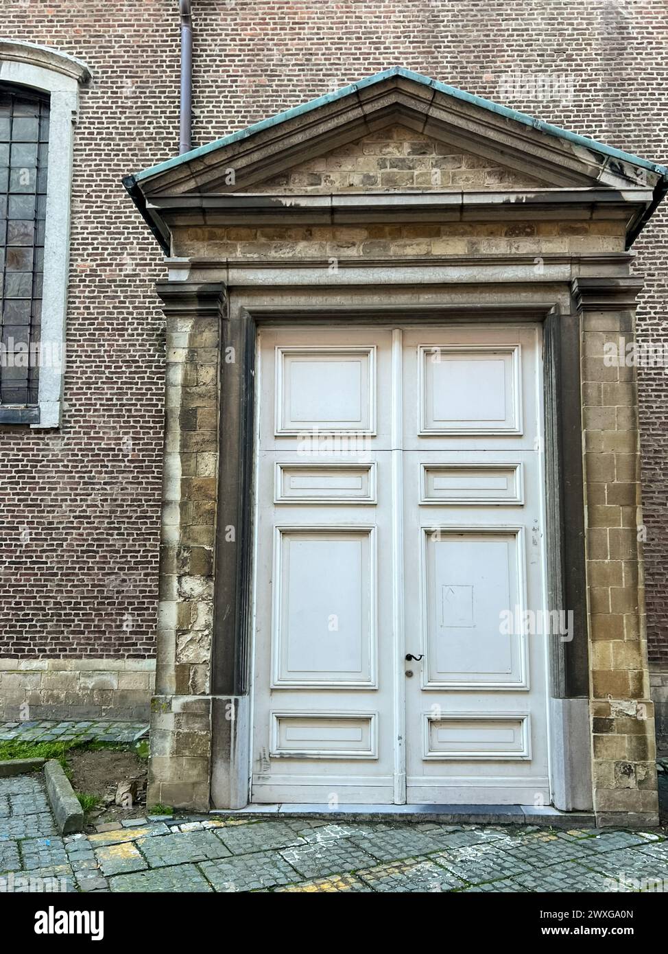 White stone triangular pediment hi-res stock photography and images - Alamy