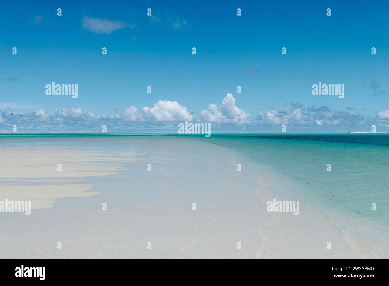 White sandbar in the middle of the Pacific Ocean Stock Photo - Alamy