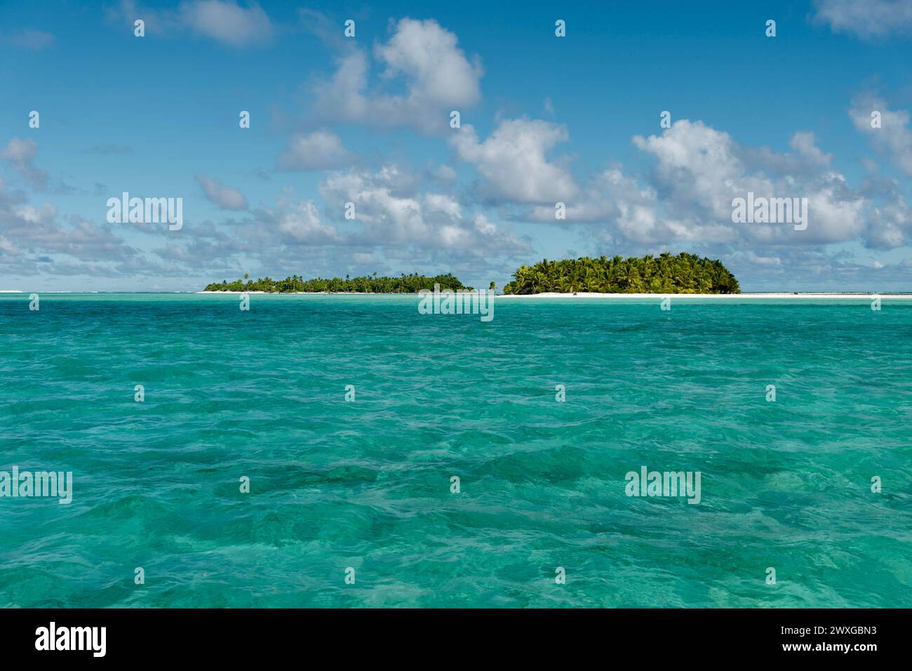 Tropical island inside the Aitutaki atoll Stock Photo - Alamy