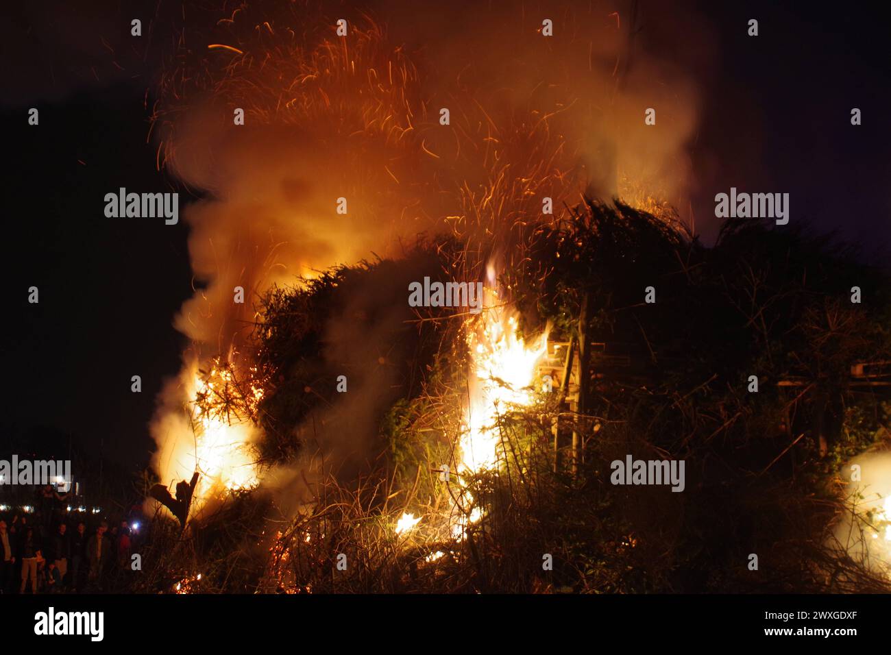 Beginn des Osterfeuers am Elbufer in Blankenese Hamburg. *** Start of ...