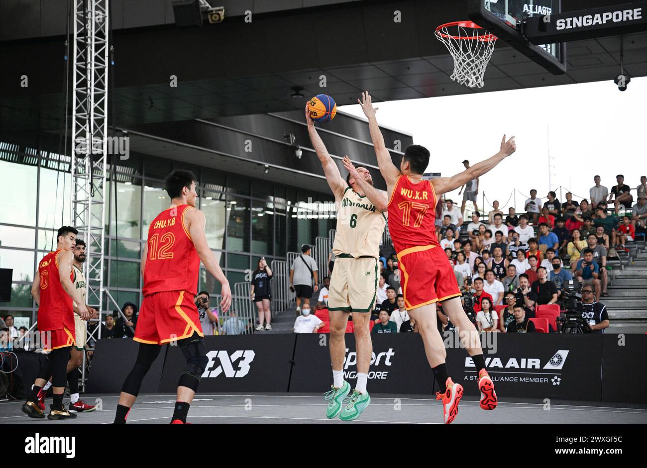 Singapore. 31st Mar, 2024. Wu Xingrui (1st R) of China defends against ...