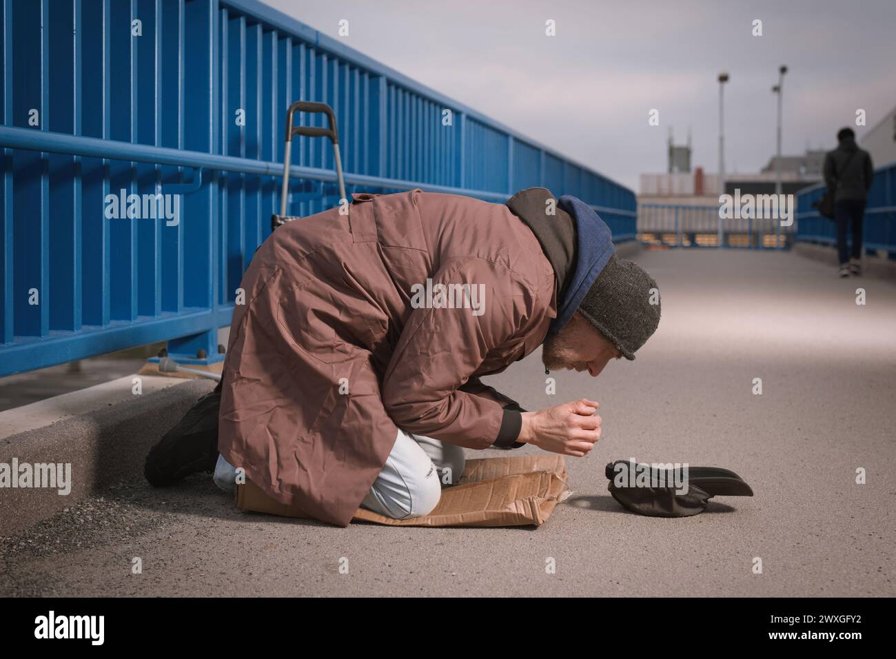 Beggar walk hi-res stock photography and images - Alamy