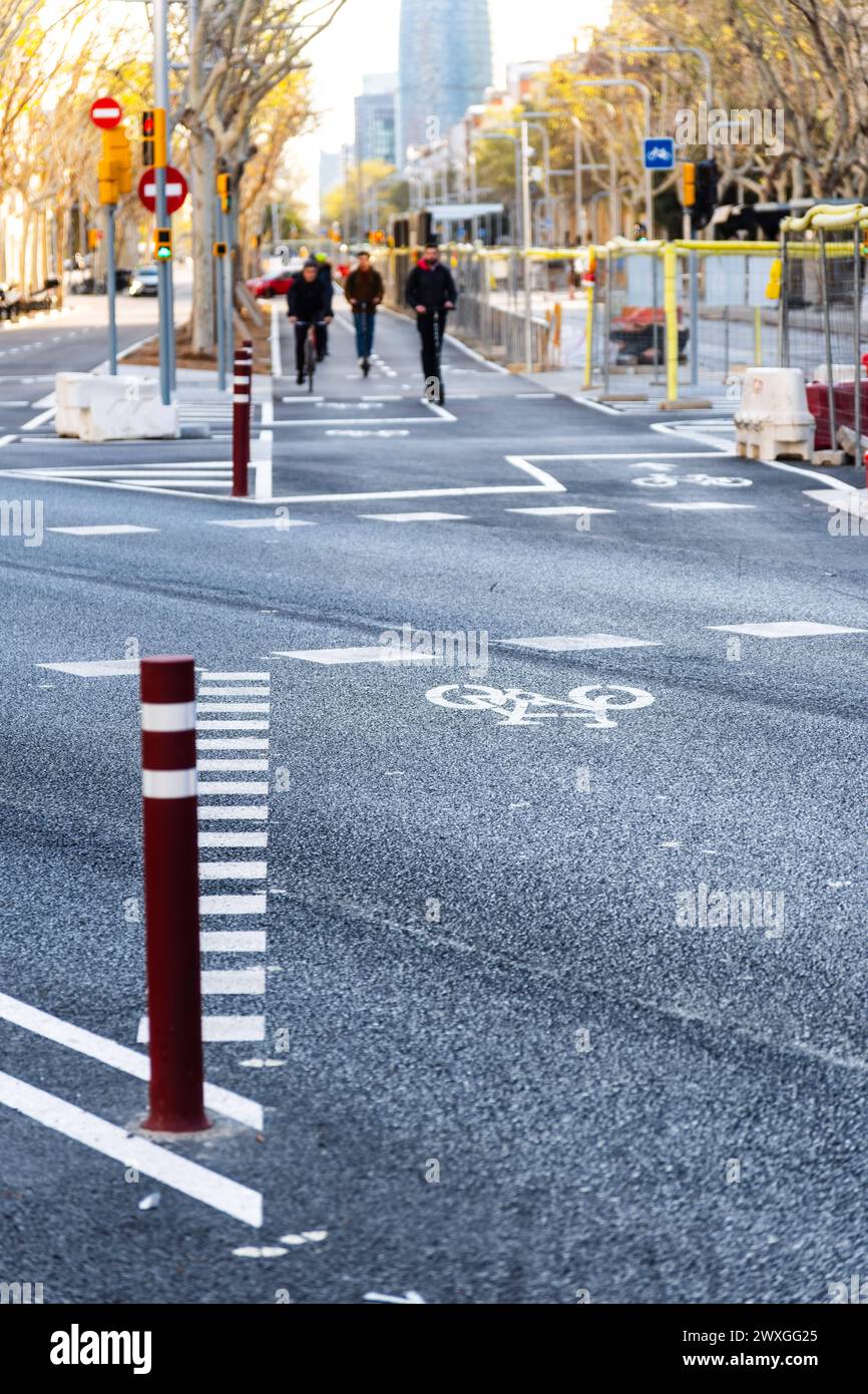 Radweg Markierung und Trennung vom Autoverkehr in Barcelona, Spanien ...
