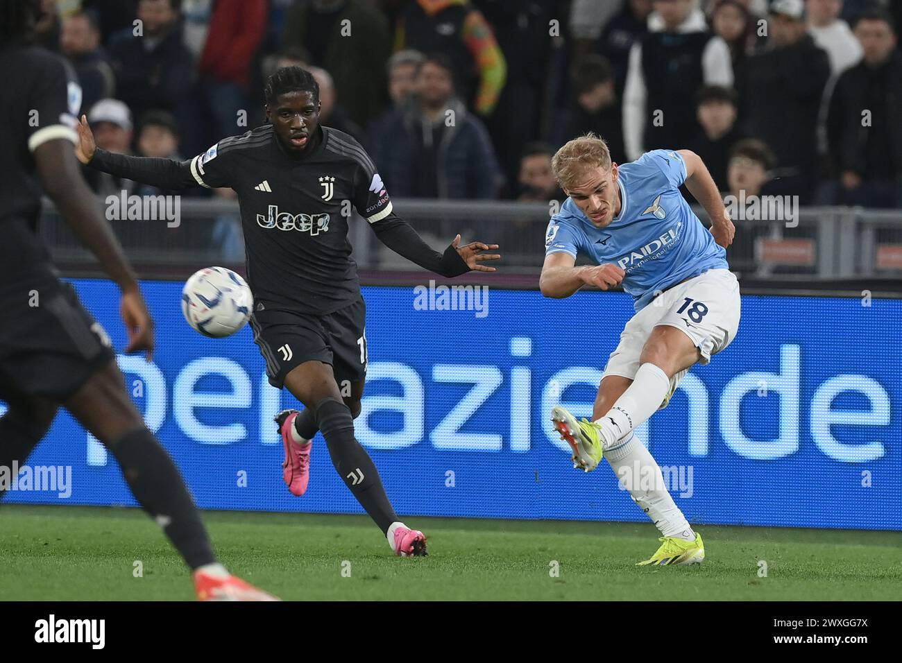 Gustav Isaksen (Lazio)Samuel Iling-Junior (Juventus) during the Italian ...