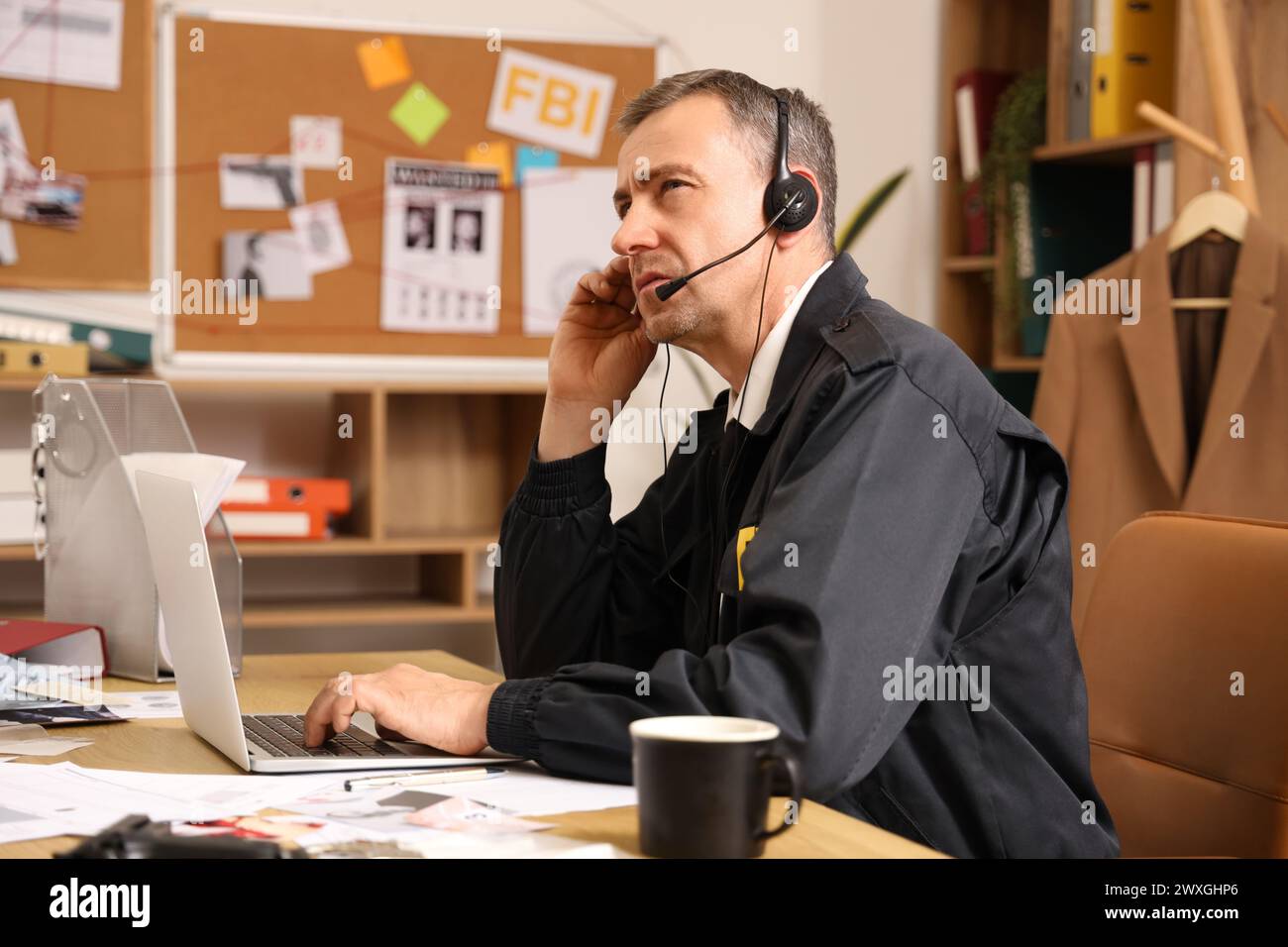 Fbi agent working hi-res stock photography and images - Alamy