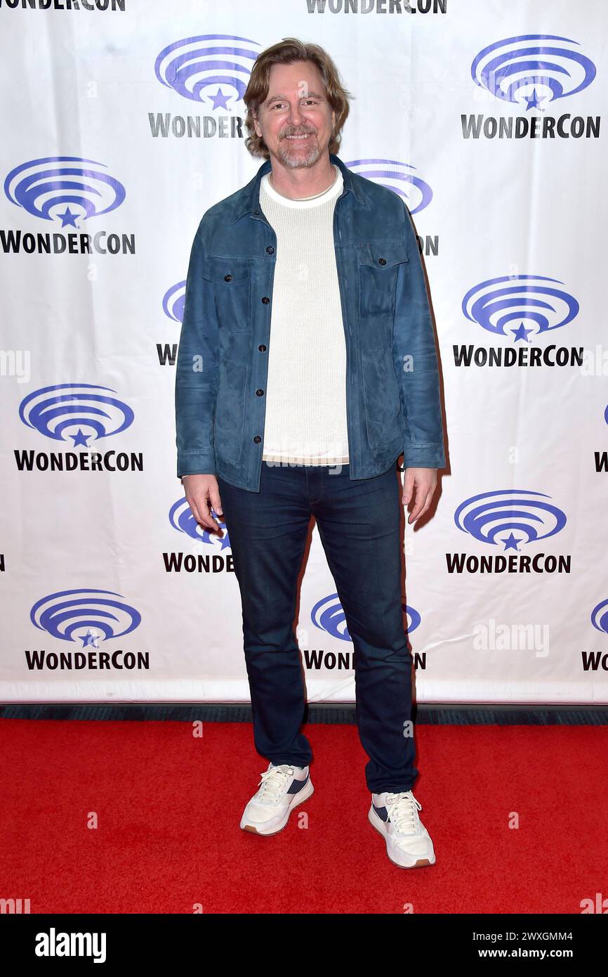 Chris Sheridan beim Photocall zur SyFy-Serie Resident Alien auf der ...