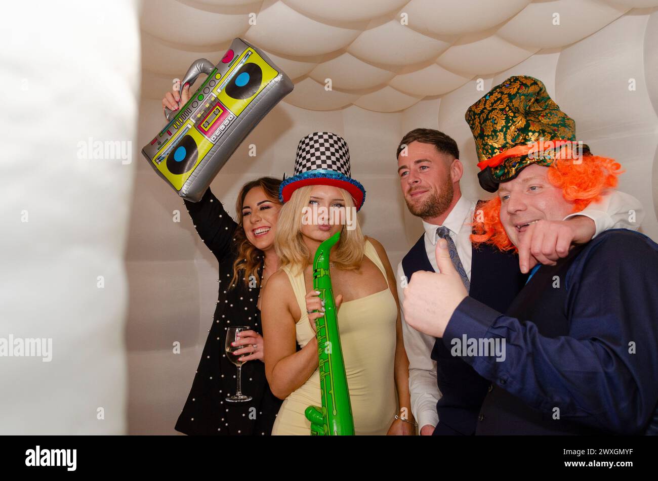 Friends posing in photo booth hi-res stock photography and images - Alamy