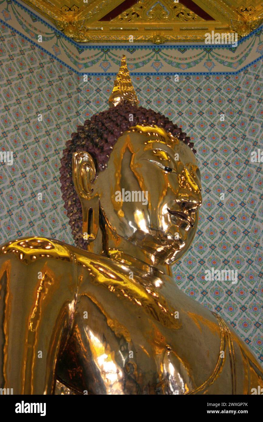 The Golden Buddha of Wat Traimit in Bangkok, Thailand Stock Photo - Alamy