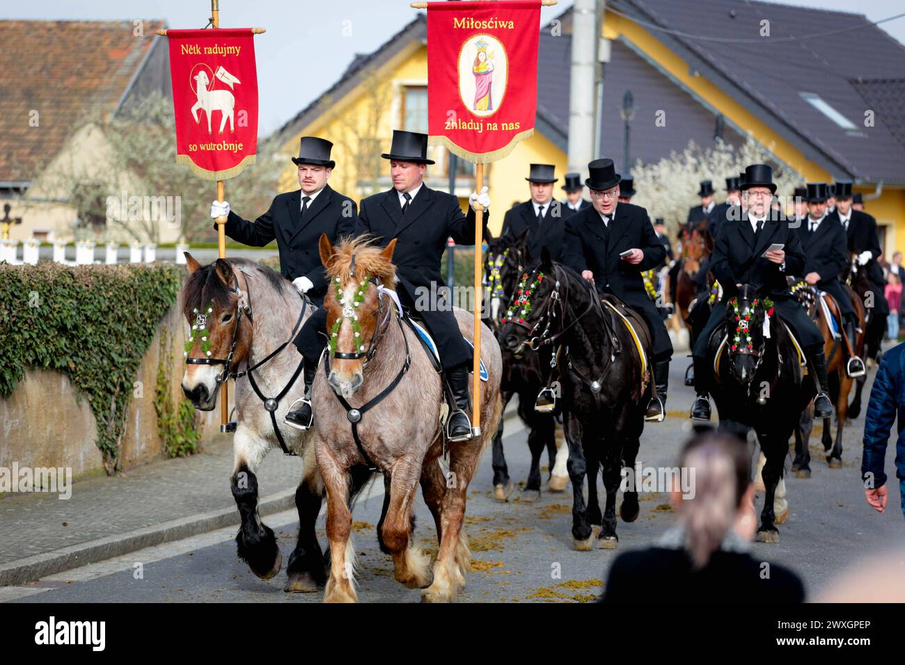 Sorbische Osterreiter reiten an Ostersonntag 31.03.2024 von Ralbitz in ...