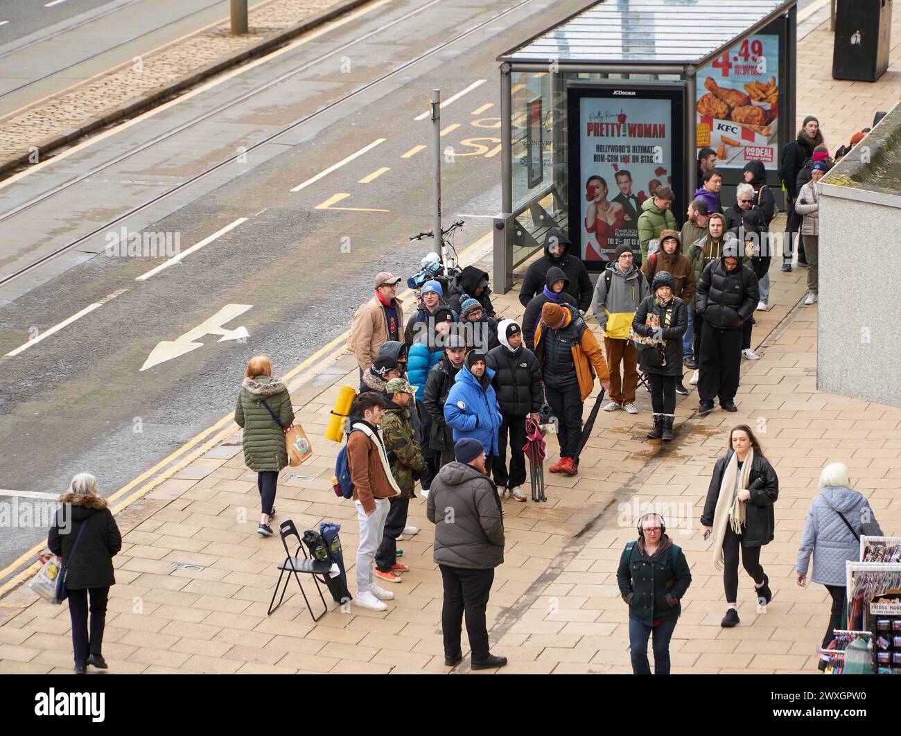 Bus stop people crowds shoppers hi-res stock photography and images - Alamy