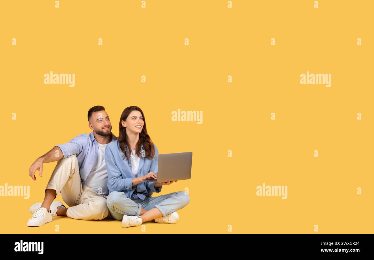 Couple using a laptop computer together Stock Photo - Alamy